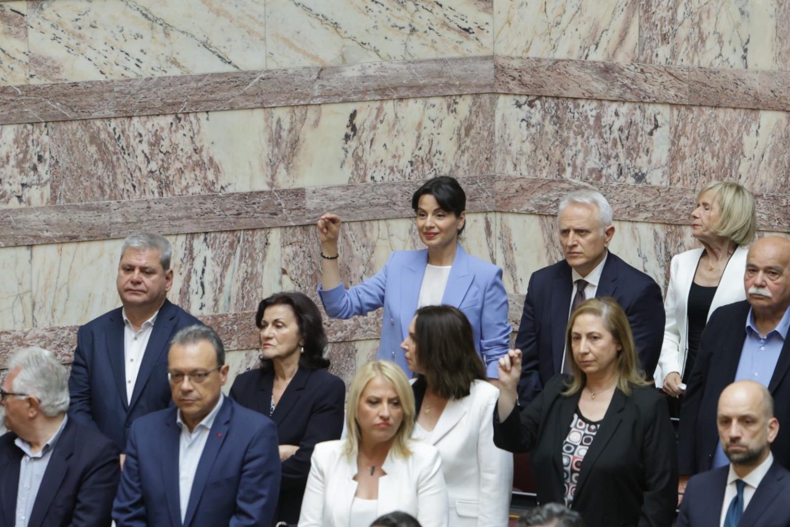 Εκλεψε την παράσταση στη Βουλή η Μαρίνα Κοντοτόλη - Dokari.gr