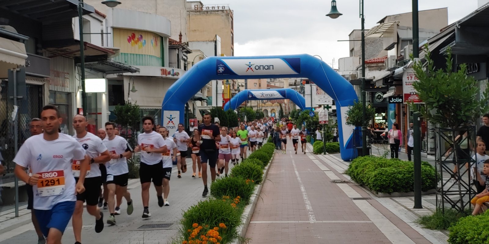 Πραγματοποιήθηκε στη Λάρισα το τελευταίο night run toυ Καλοκαιριού ...