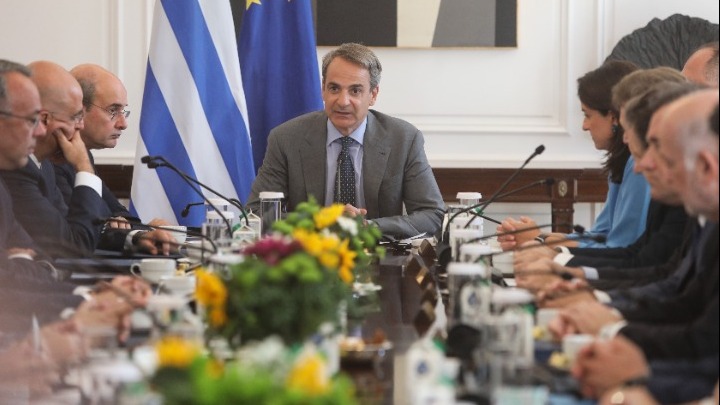 Εξαγγελίες Μητσοτάκη στο υπουργικό συμβούλιο για τους ελεύθερους ...